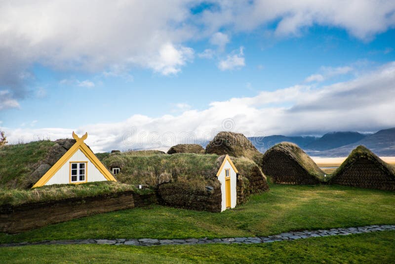 Traditionelles Wikinger-Haus Stockfoto - Bild von island, feld: 64159178