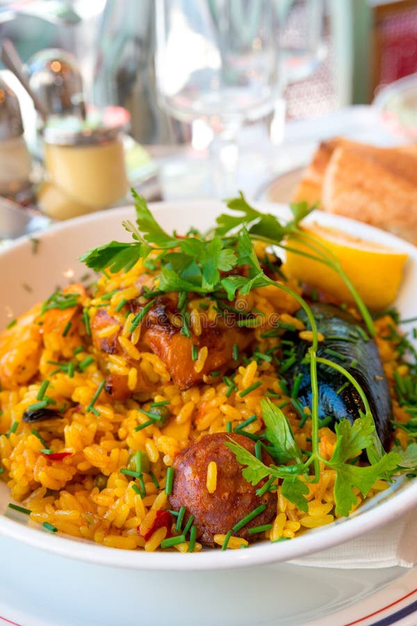 Typisk spansk mat arkivfoto. Bild av vitt, skinka, färgrikt - 79113234