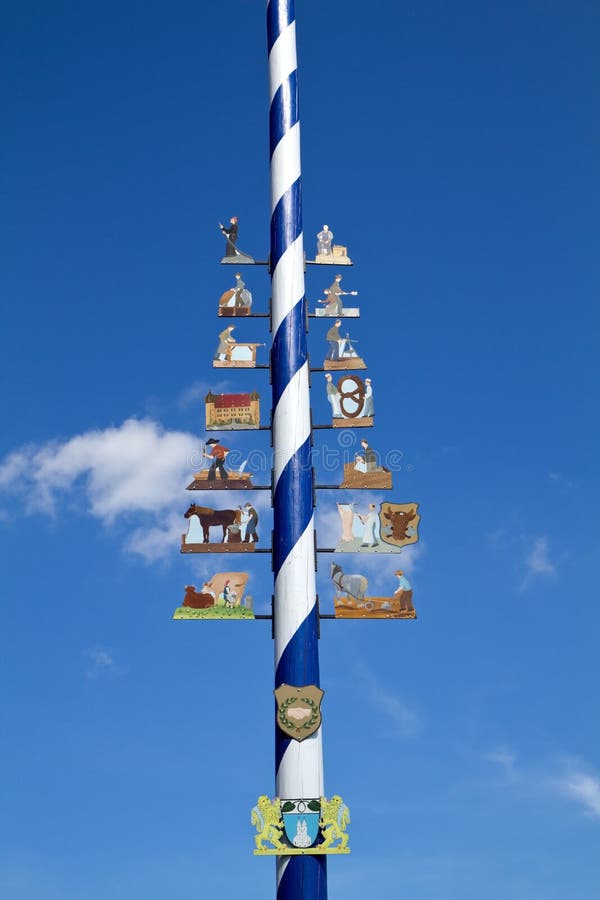 Bawarski Maypole Na Viktualienmarkt, Monachium, Niemcy Symbole Zdjęcie ...