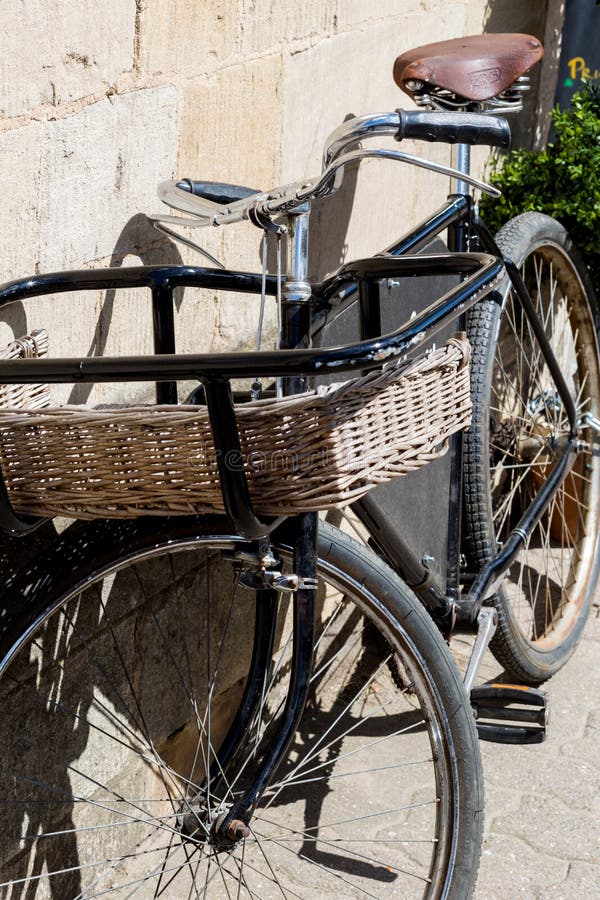 Tradycyjny Stary Rower Z Koszem I Otwiera Znaka Zdjęcie Stock - Obraz ...
