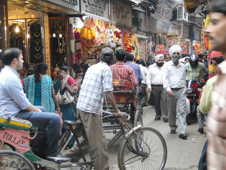 Traffic inches forward editorial photography. Image of crowd - 17687052