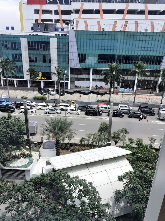 Traffic jam and building editorial image. Image of traffic - 172652750