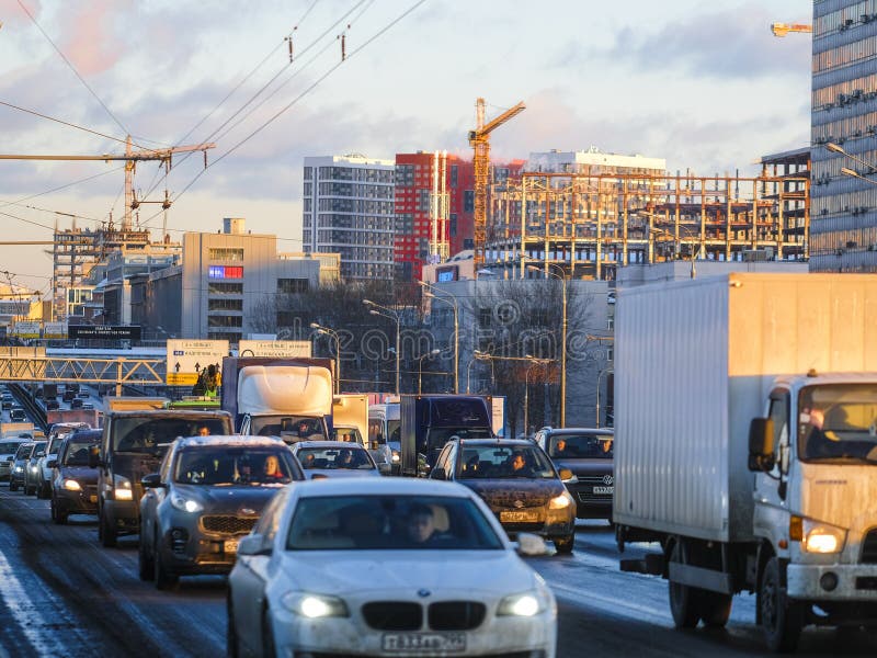 Traffic in Moscow editorial stock image. Image of evening - 132972294