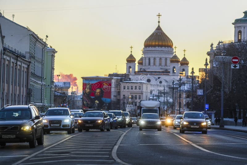 Traffic on Moscow street editorial photography. Image of russia - 133479072