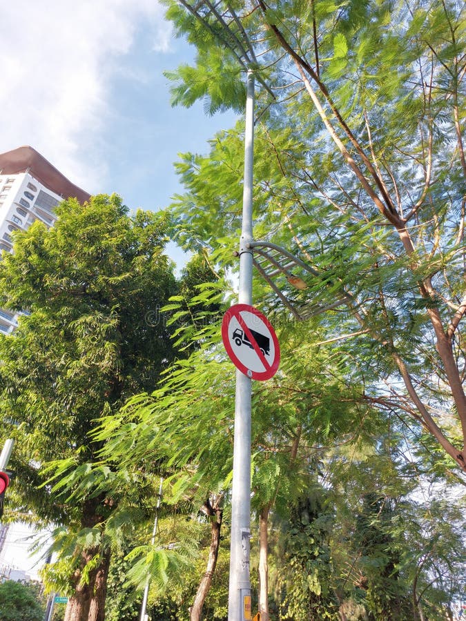 Traffic Signs that Explain Big Trucks, Vehicles are Prohibited from ...