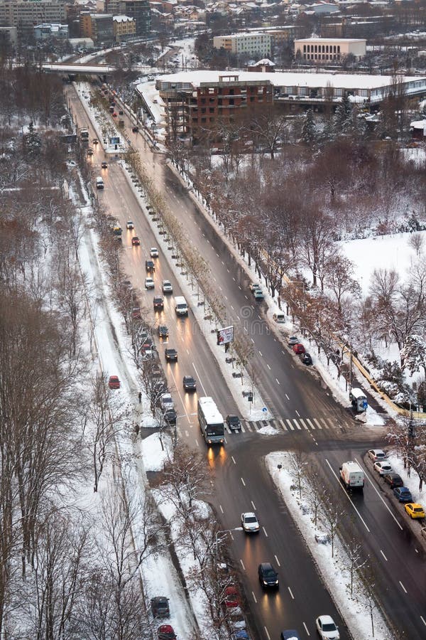 Traffic in winter editorial photography. Image of drive - 37102422