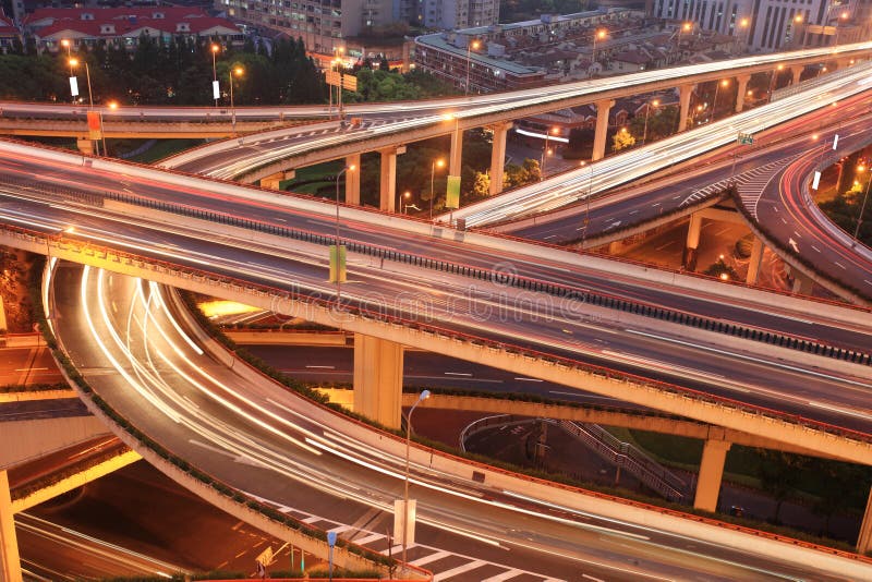 Trafique Con El Edificio Moderno Foto de archivo - Imagen de movimiento ...