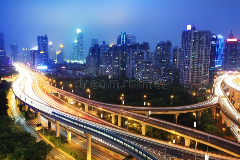 Trafique Con El Edificio Moderno Imagen de archivo - Imagen de ...