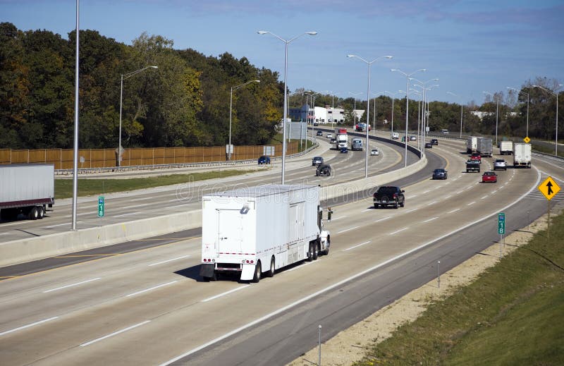 Trafique en la carretera foto de archivo. Imagen de illinois - 16345602