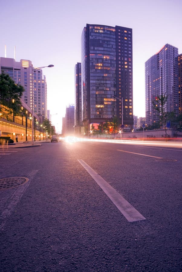 Trafique en puesta del sol foto de archivo. Imagen de moderno - 14479058