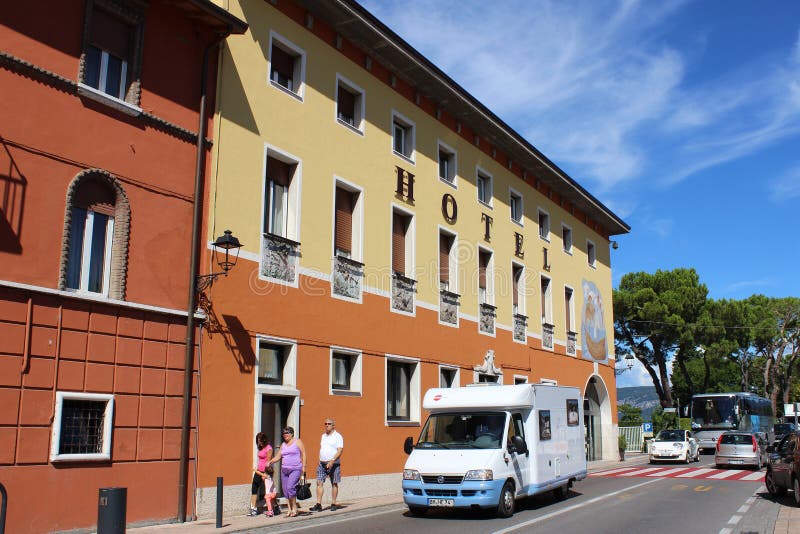 Trafique Na Estrada Principal Com Cisano No Lago Garda Imagem de Stock ...