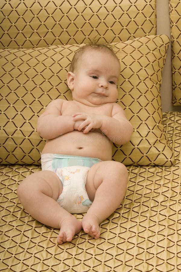 Tragende Windel Des Netten Schätzchens Stockbild - Bild von ...