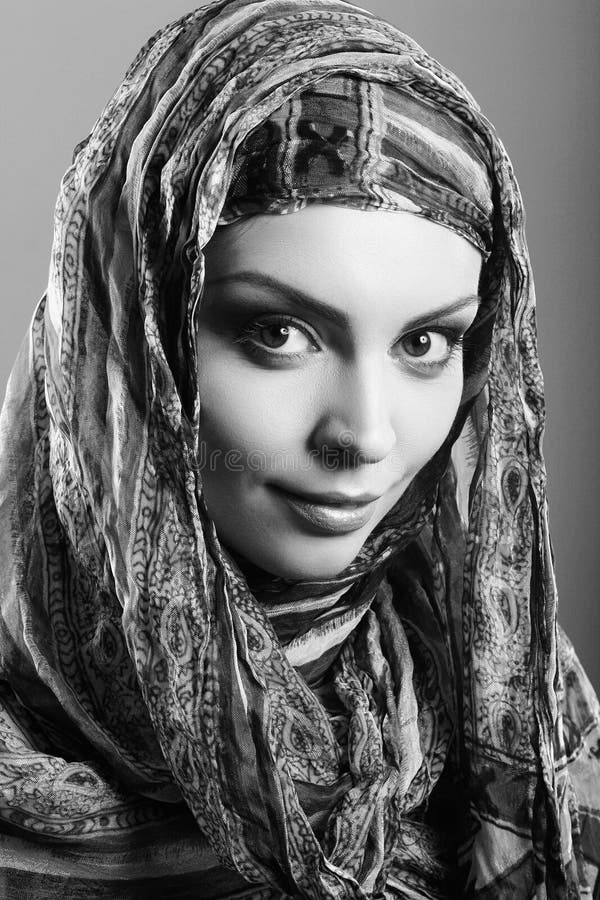 Tragendes Kopftuch Der Frau Stockbild - Bild von nahaufnahme, dame ...
