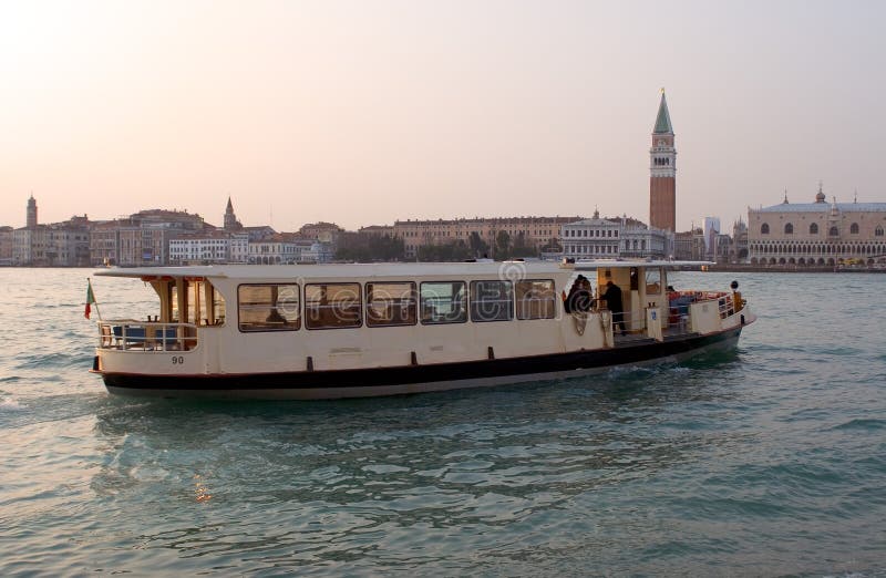 Traghetto di Venezia immagine stock. Immagine di dosaggio - 599311