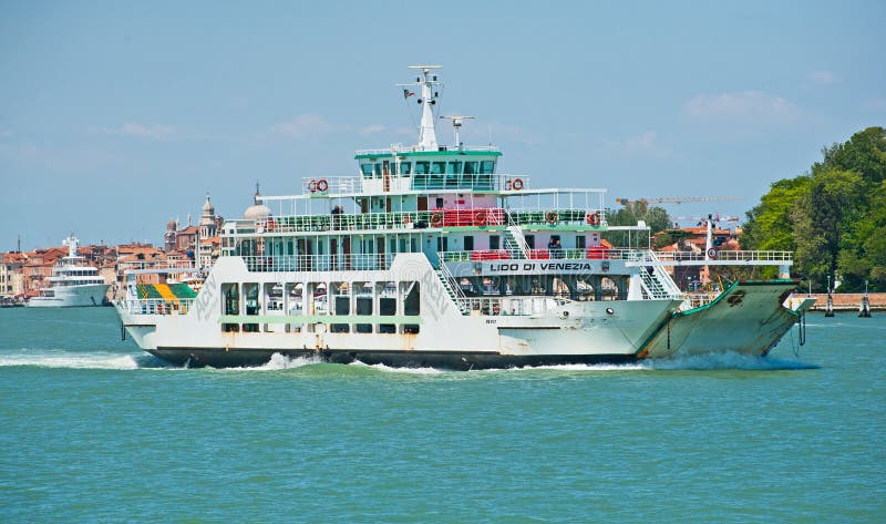 Traghetto a Venezia immagine editoriale. Immagine di turista - 25255270