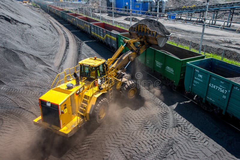 Train with coal editorial stock image. Image of industry - 74123029