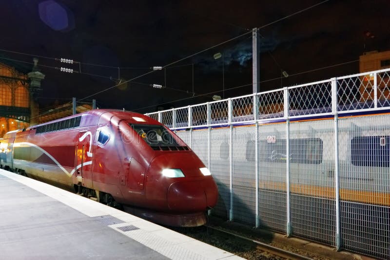 Train Rapide Moderne Du Train De Voyageurs à La Station. Photo stock ...