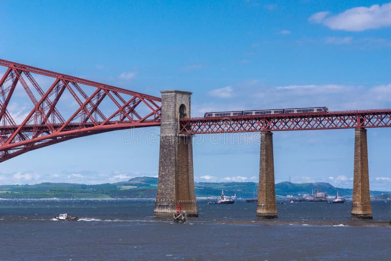 Train Rides Over Forth Bridge Over Firth of Forth, Queensferry S Stock ...