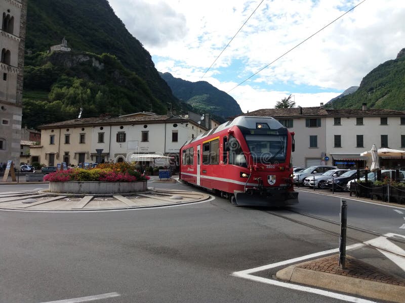 Train rouge de Bernina image éditorial. Image du scène - 33267065