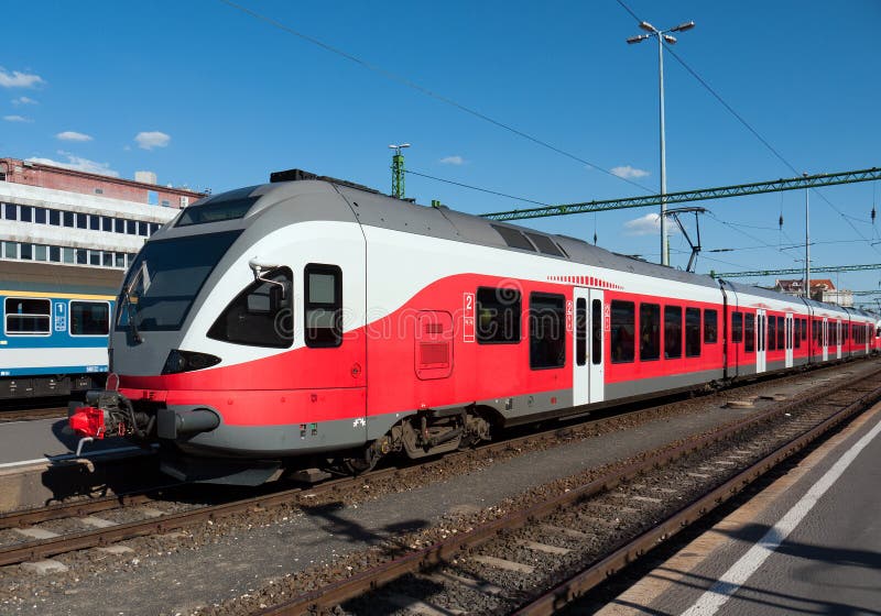 Train rouge moderne image stock. Image du chariot, course - 25657543