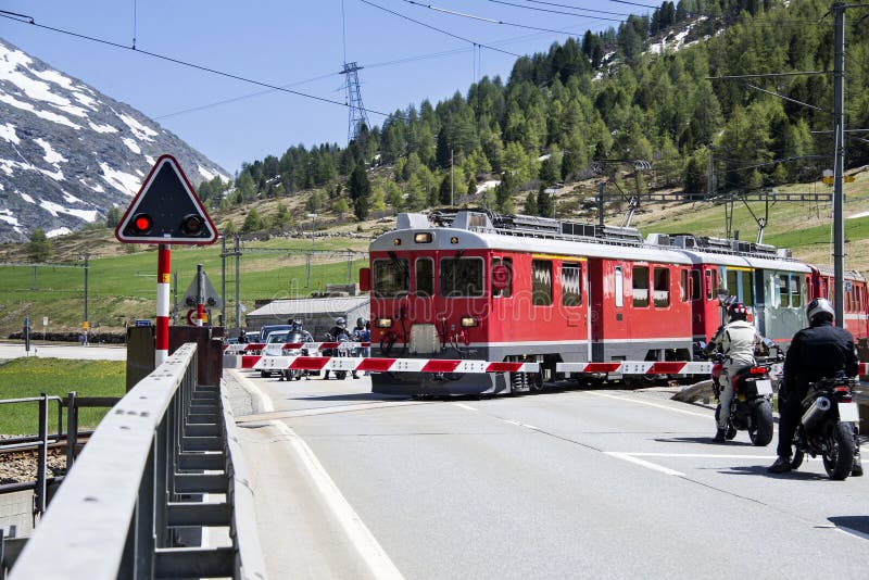 Train rouge suisse photo stock. Image du tourisme, nature - 42530812