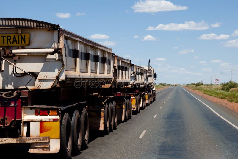 Long Camion De Roadtrain Dans L'Australie Photo stock - Image du long ...
