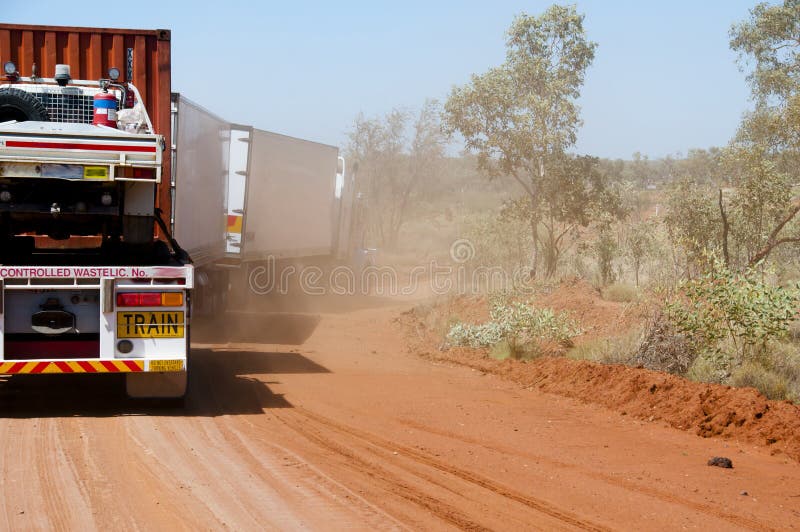Train routier - Australie photo stock. Image du camion - 90749282