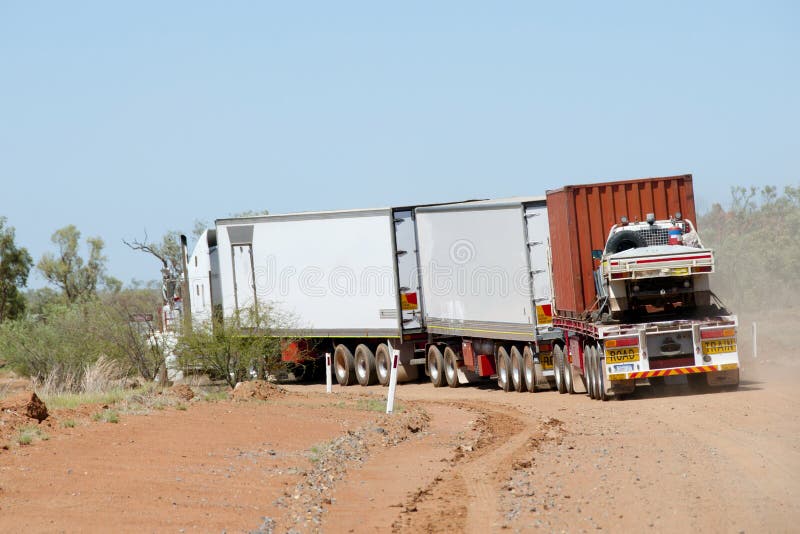 Train routier - Australie photo stock. Image du bleu - 106367646