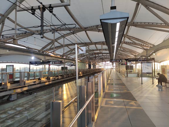 Train Station Platform Buildings Editorial Photo - Image of vehicle ...