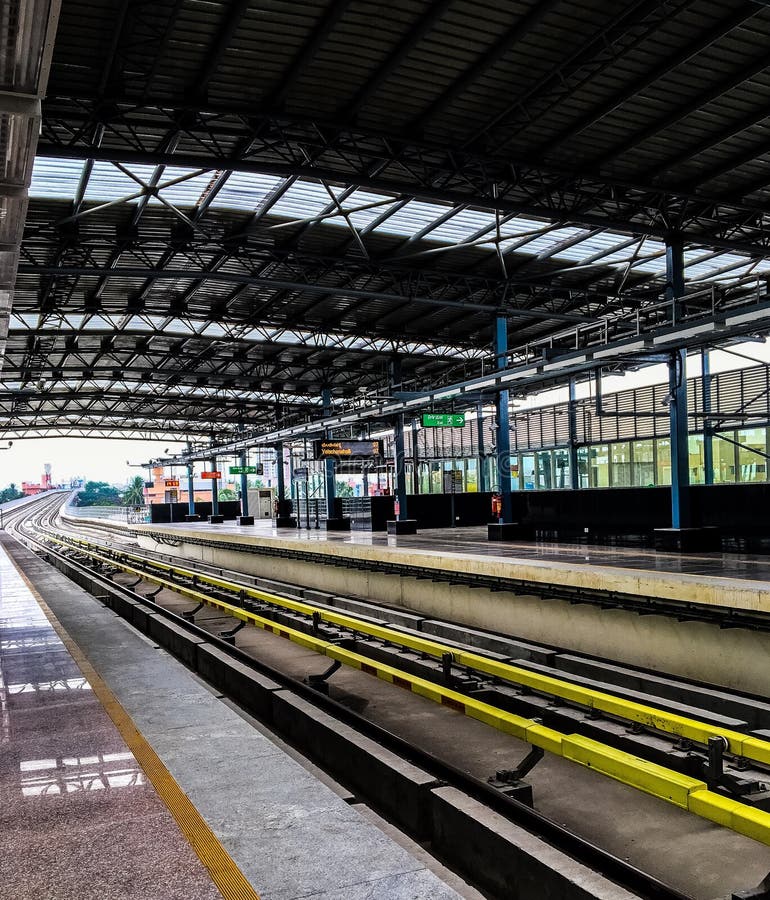 Train Station Platform Picture. Image: 96055121