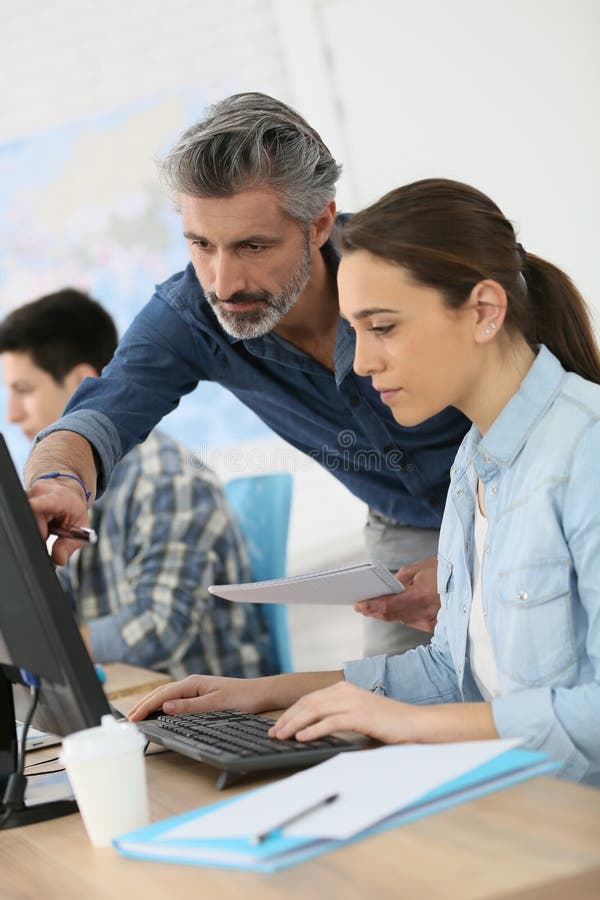 Trainer Mit Den Internierten, Die an Computer Arbeiten Stockfoto - Bild ...