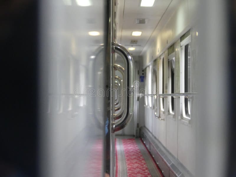 Trains Interurbains Interurbains La Voiture De Compartiment Du Train ...