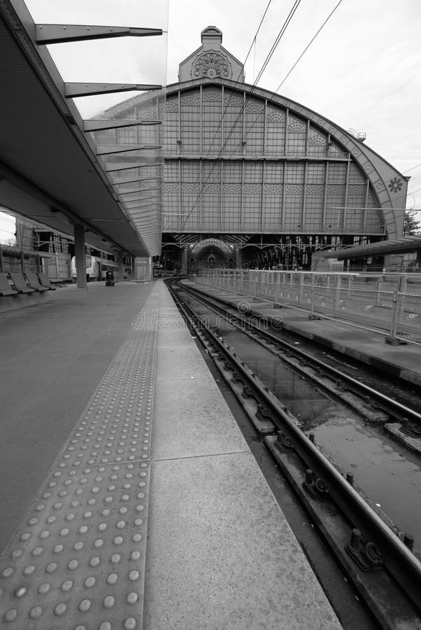 Trainshed En Platforms Van De Centrale Post Van Antwerpen Stock ...