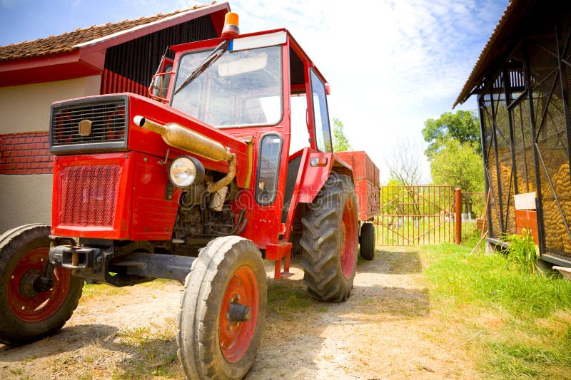 Alter Retro- roter Traktor stockbild. Bild von antike - 19668445