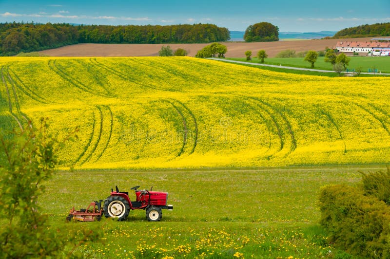 Traktor Arbeitet an Dem Feld Stockfoto - Bild von frühling, maschinerie ...