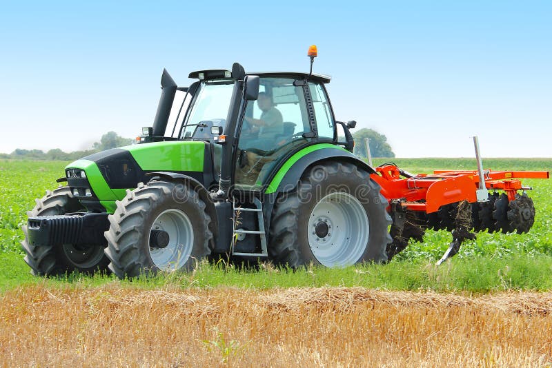 Traktor auf dem Feld stockfoto. Bild von ackerland, schmutz - 44699180