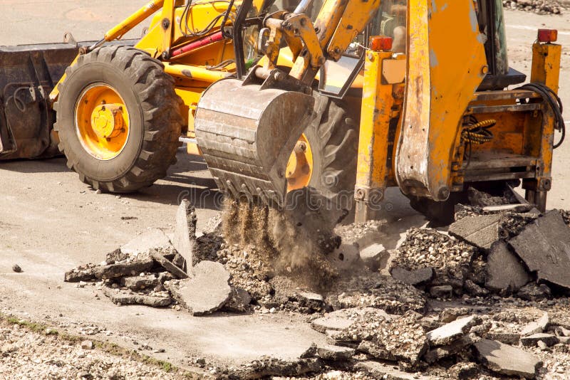 Traktor baut Asphalt ab stockbild. Bild von ausgraben - 153966543