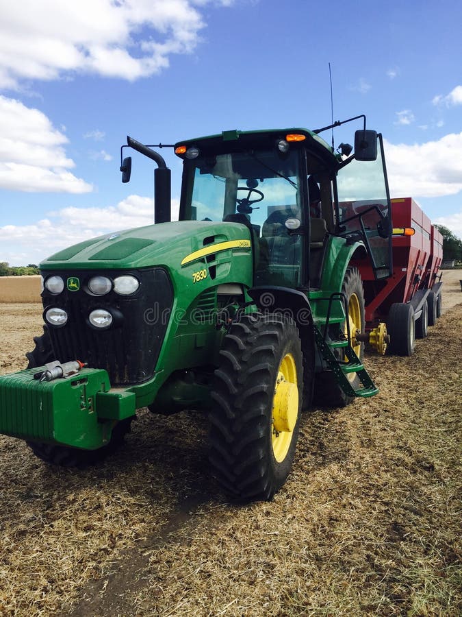 Traktor Och Vagnar Med Vete Redaktionell Arkivfoto - Bild av gräs ...
