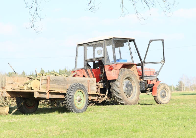 Traktor auf der Wiese stockfoto. Bild von himmel, traktor - 21608472