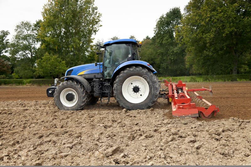 Traktor Mit Leistung-Egge-Seitenansicht Stockfoto - Bild von ...