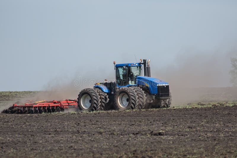 Traktor mit Pflug stockbild. Bild von kultiviert, frühjahr - 72136971