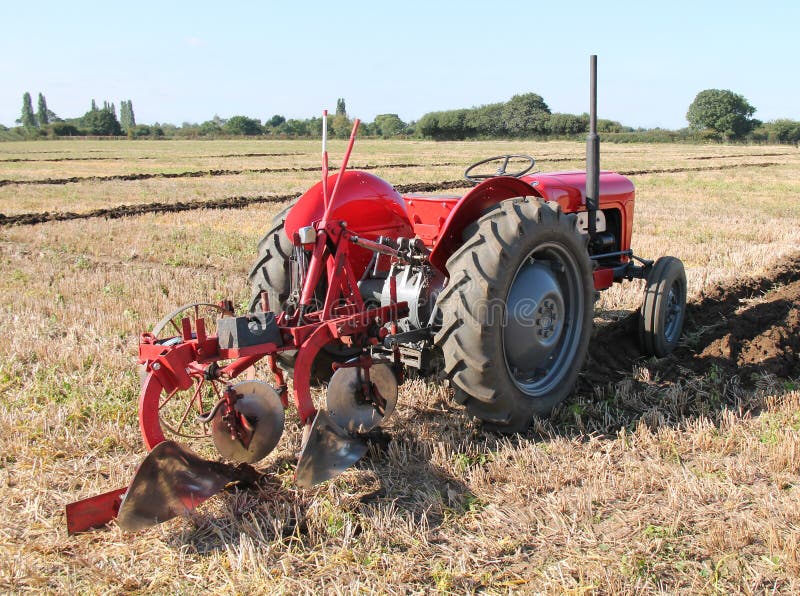 Traktor und Pflug. stockbild. Bild von landwirtschaft - 27089999