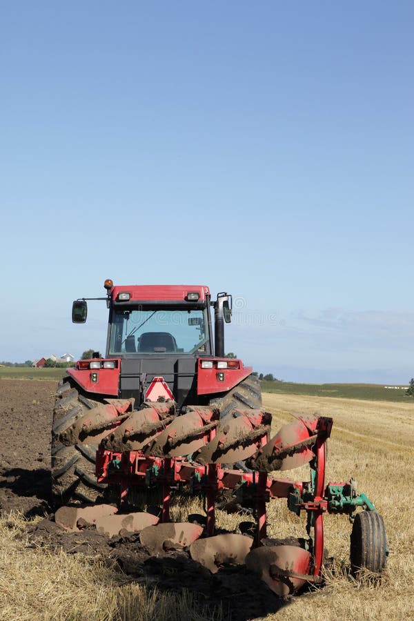 Traktor Und Pflug an Der Ernte Stockbild - Bild von bearbeitung, gold ...
