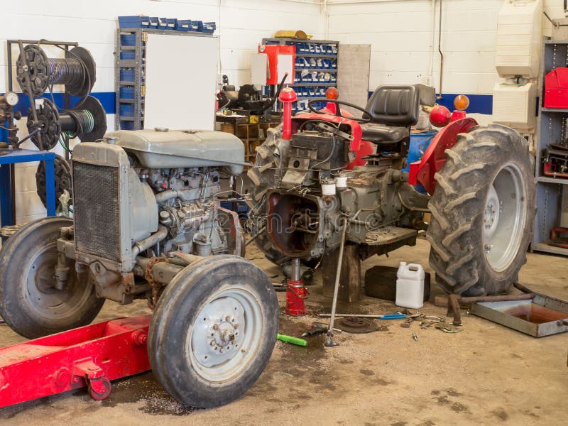 Traktor unter Reparatur stockfoto. Bild von bauernhof - 53132624