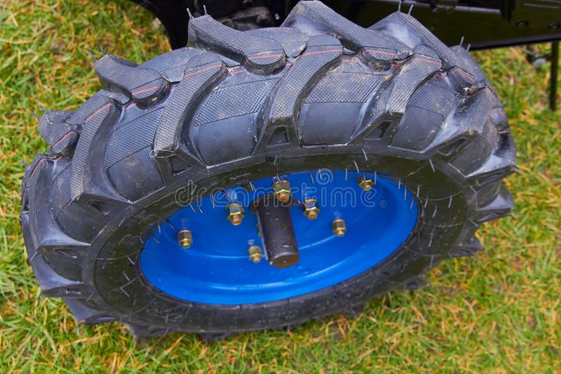 Traktorrad Auf Dem Gras, Das Ein Neues Rad Auf Einem Traktor Auf Dem ...