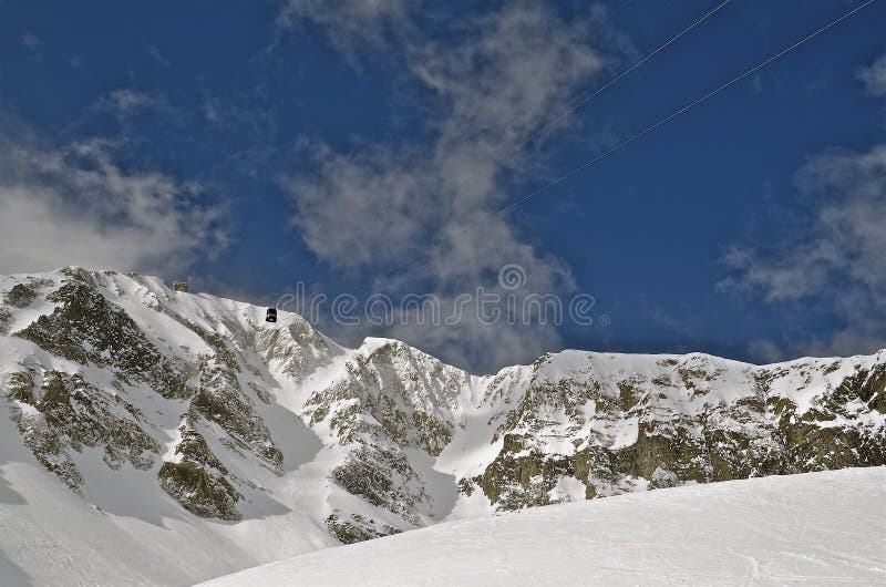 Tram Alla Cima Della Montagna Immagine Stock - Immagine di montana ...
