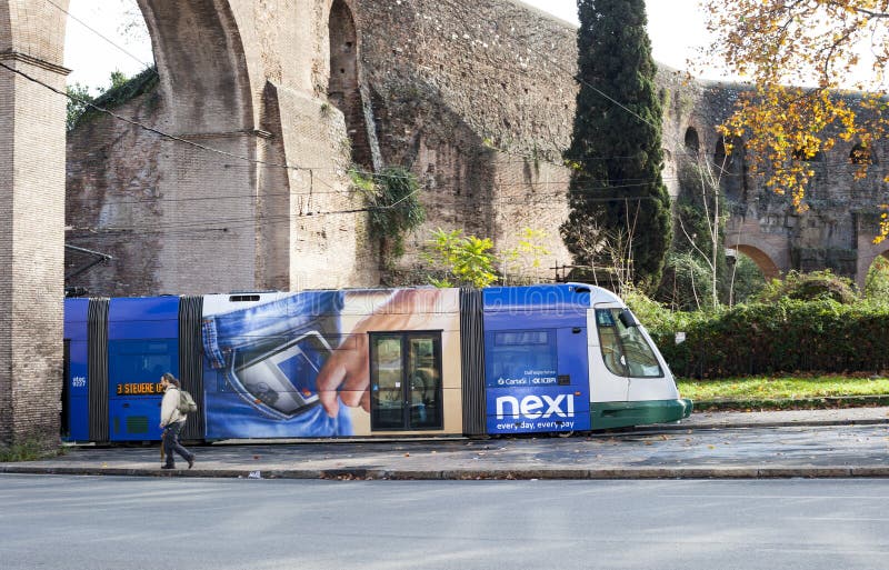 Tram in Rome redactionele fotografie. Image of aantrekkelijkheid ...