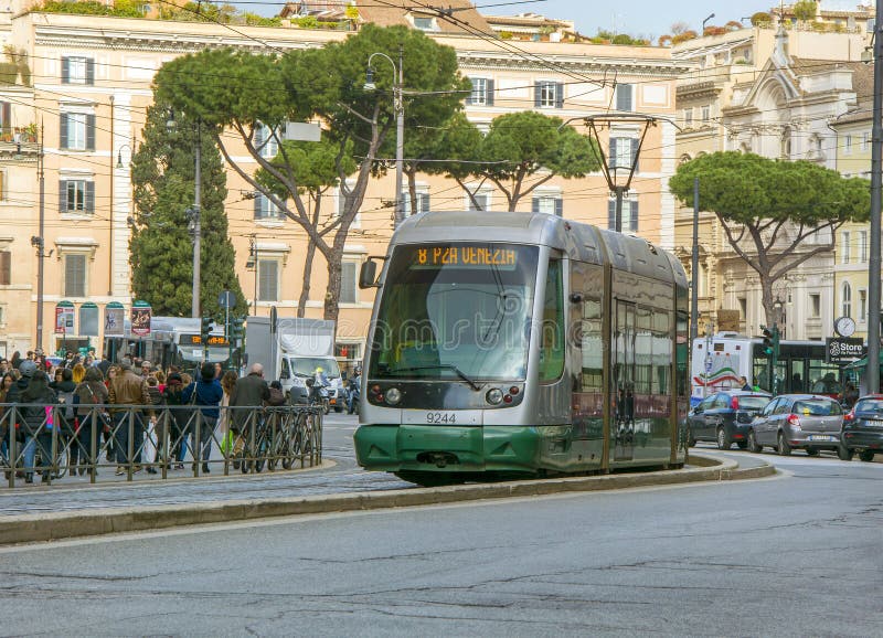Tram in Rome redactionele foto. Image of spoorweg, openlucht - 93328961
