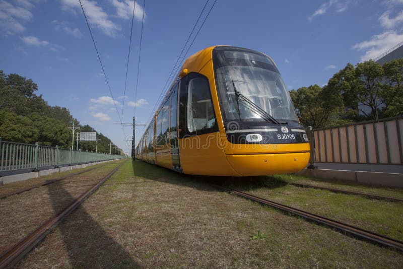Tram a Shanghai immagine editoriale. Immagine di architettura - 103170635