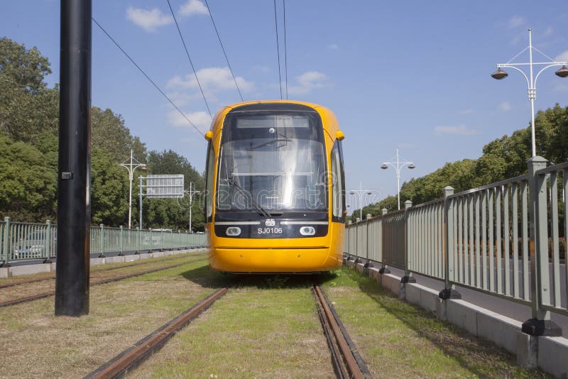 Tram in Shanghai redaktionelles stockfotografie. Bild von wolken ...